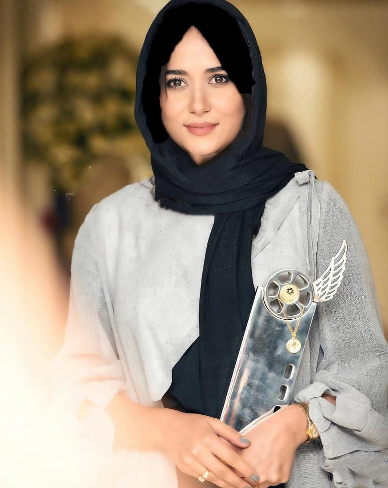 کولاک پریناز ایزدیار با استایل جدیدش جذابیت خانم بازیگر در عین سادگی