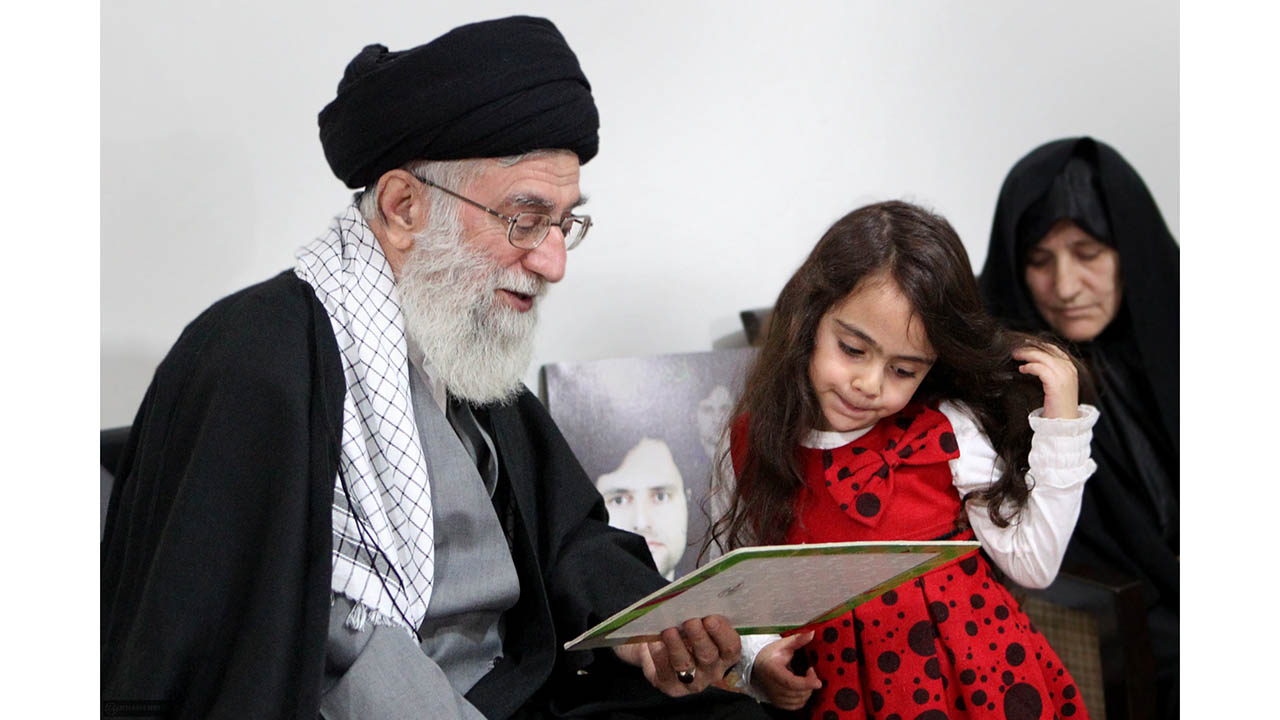 شهید داریوش رضایی نژاد دانشمندی که در مقابل چشم دختر خردسالش به شهادت رسید
