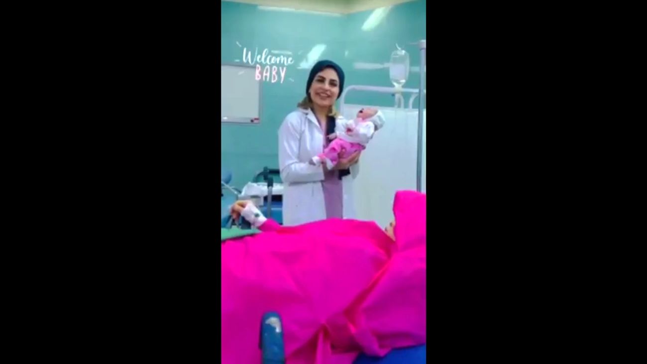 فیلم زایمان کوچولوترین مادر ایرانی در سال 1401 مادر خودش هنوز عروسک